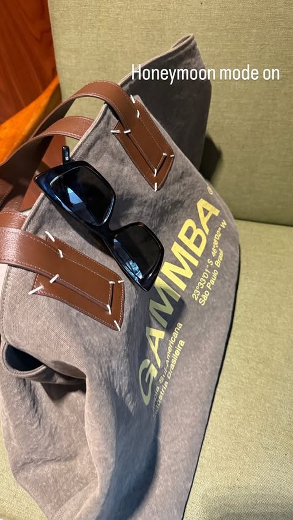 Sorridente, Isis Valverde embarca com Marcus Buaiz rumo à lua de mel na Itália