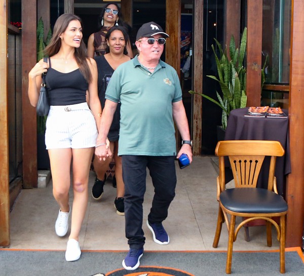 Em aparição rara, Amado Batista passeia de mãos dadas com a esposa, 51 ...