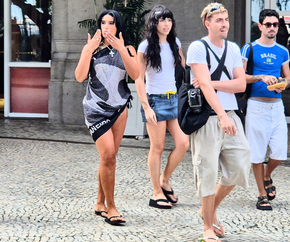 Sevdaliza sai enrolada em canga e manda beijo para os fãs após show no ...