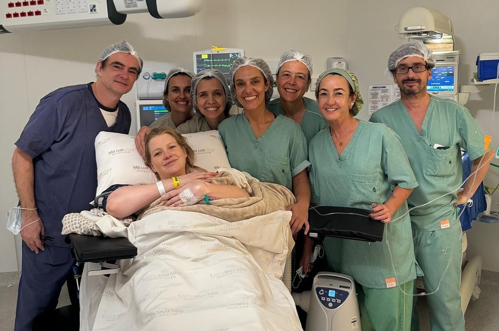 Samuel Rosa e Laura Sarkovas postam foto rara da filha nos 2 meses da bebê