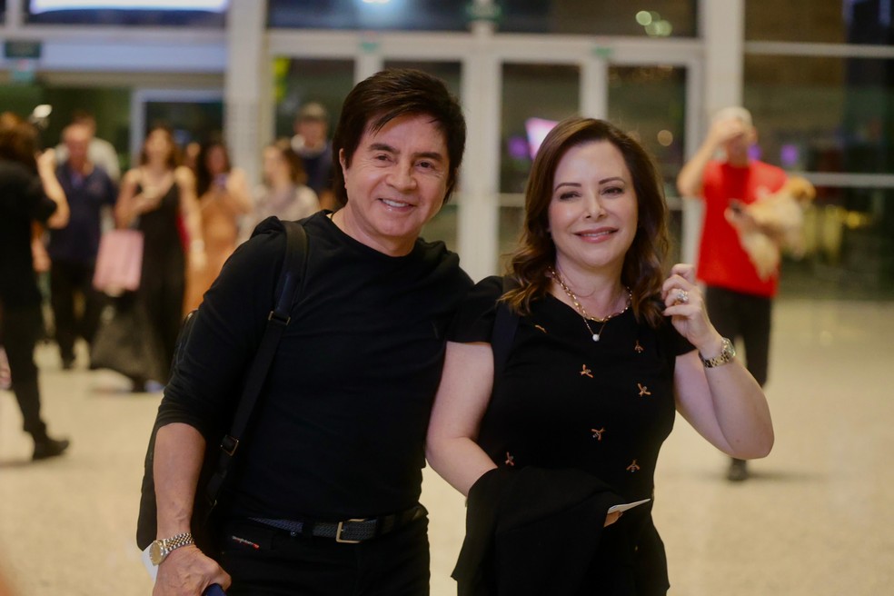 Solteira, Sandy embarca para turnê na Europa com a família