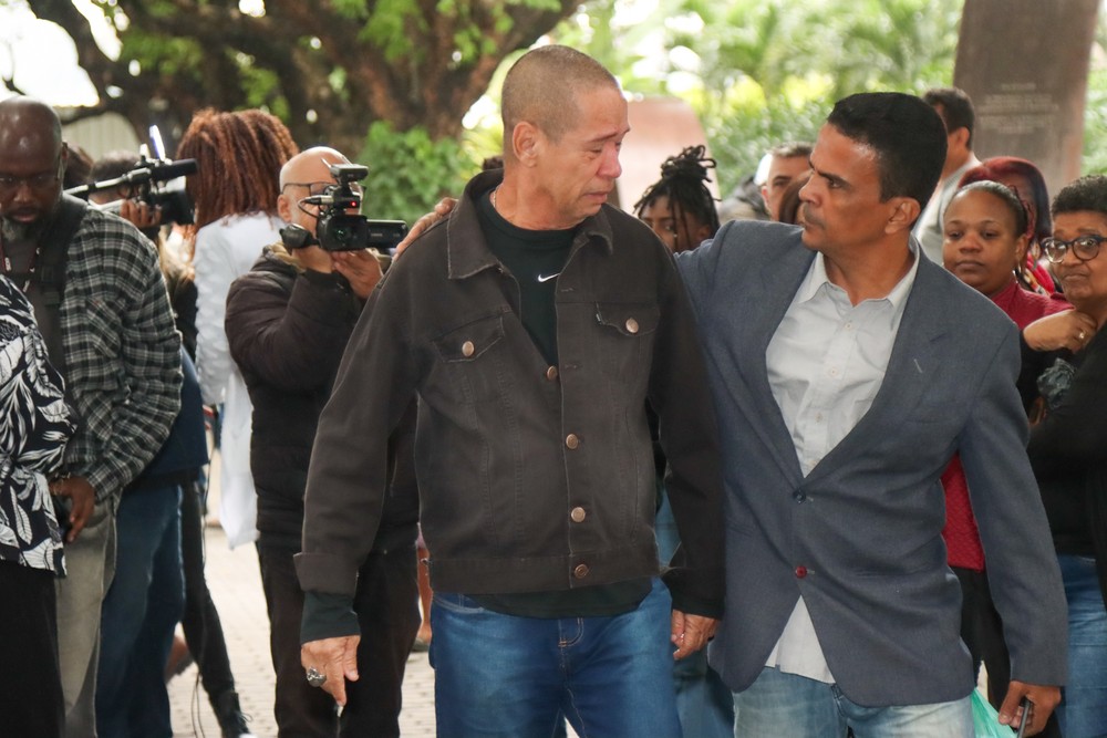 Familiares chegam para o velório de Mc Marcinho