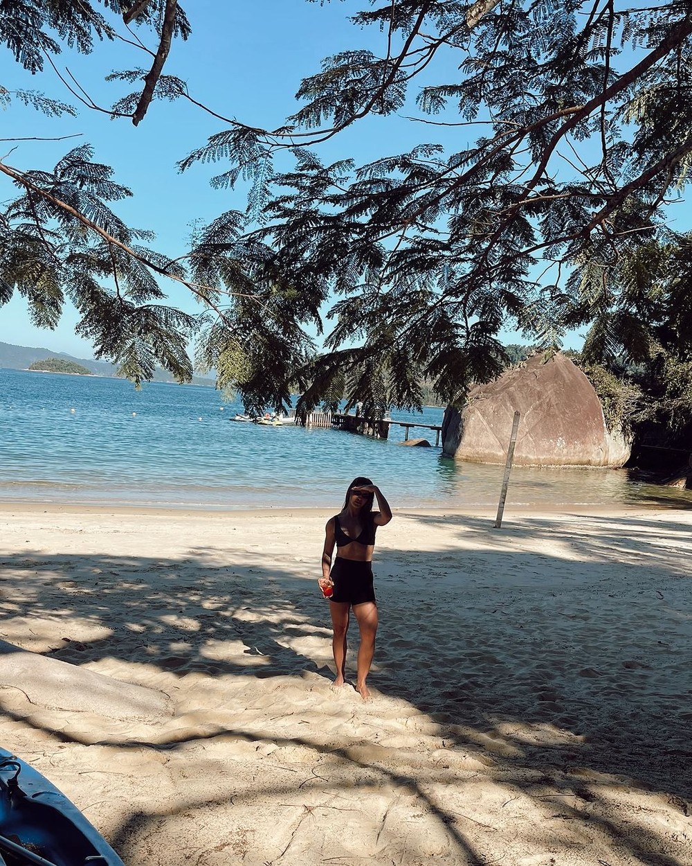 Gusttavo Lima e Andressa Suita aproveitam praia deserta com os filhos ...
