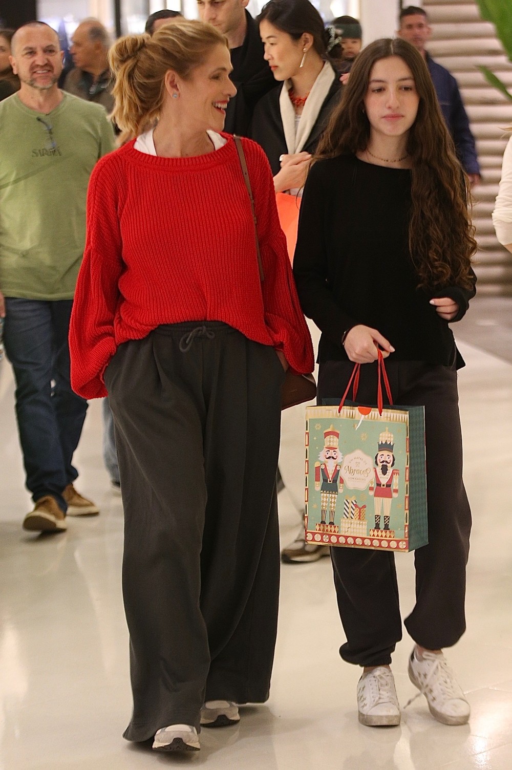 Ingrid Guimarães vai às compras com filha adolescente