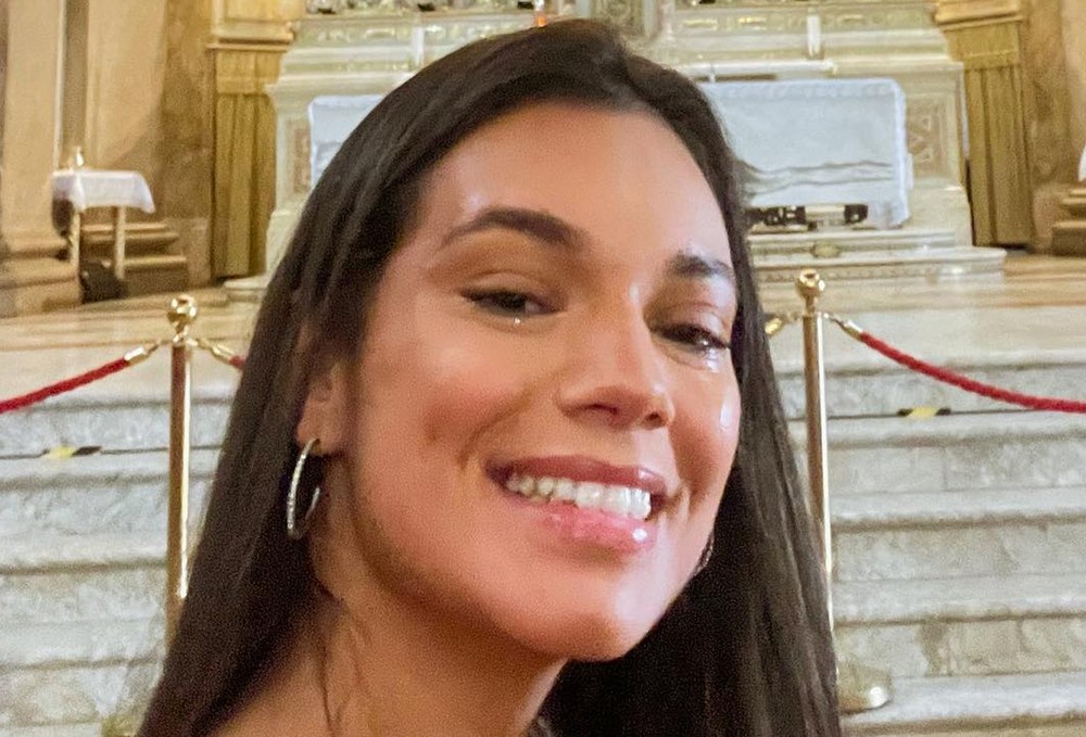 Ex-BBB Alane chora ao voltar a igreja para agradecer entrada no 'BBB 24'