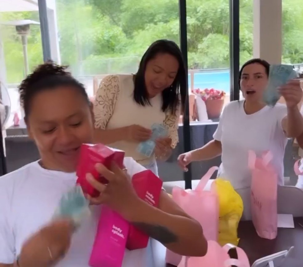 Virginia Fonseca dá envelopes de dinheiro a funcionários, que se abanam ...