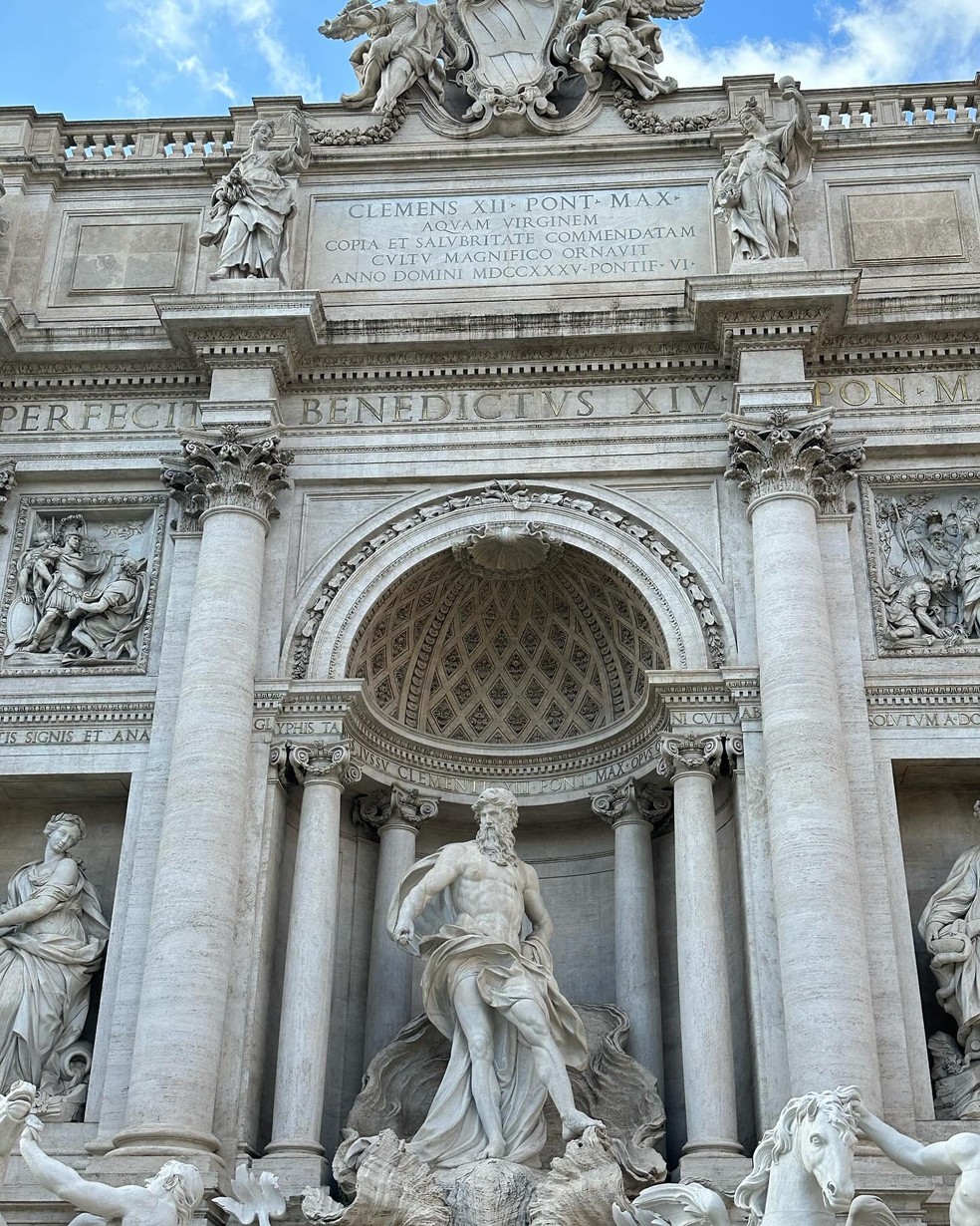 Na Itália, MC Loma diverte seguidores com garrafa de formato fálico