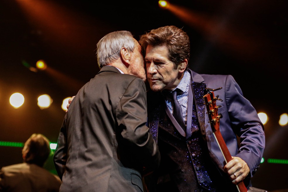 Cantor Daniel posa com a família nos bastidores de show em comemoração ...