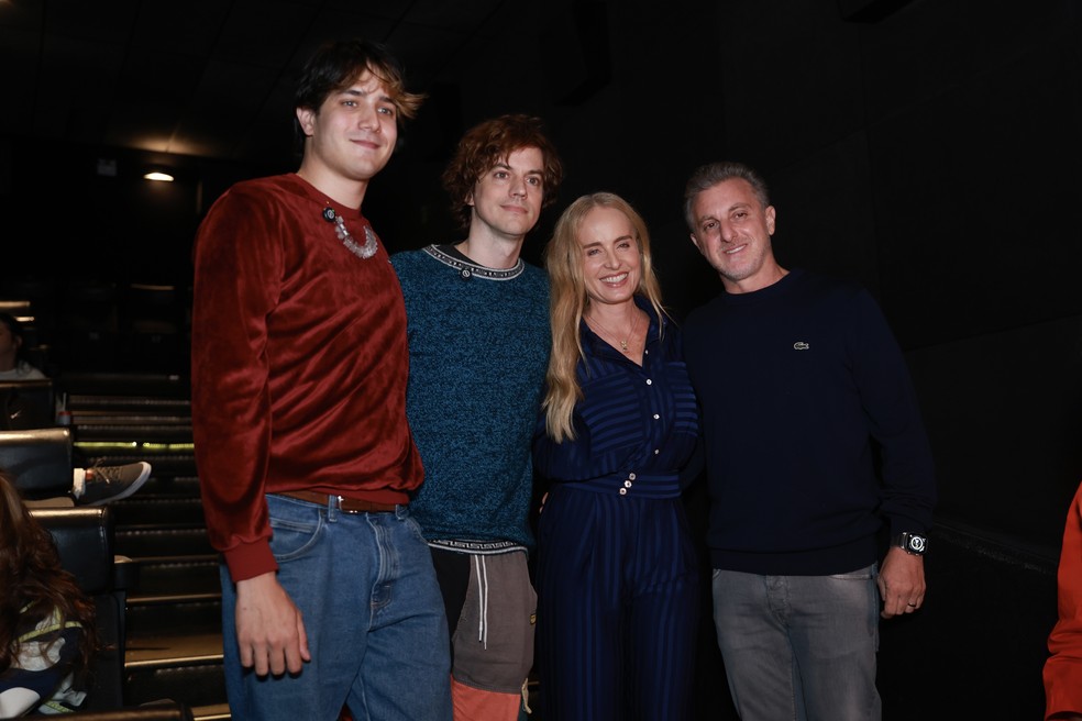 Luciano Huck prestigia com a família irmão cineasta e seu marido no ...