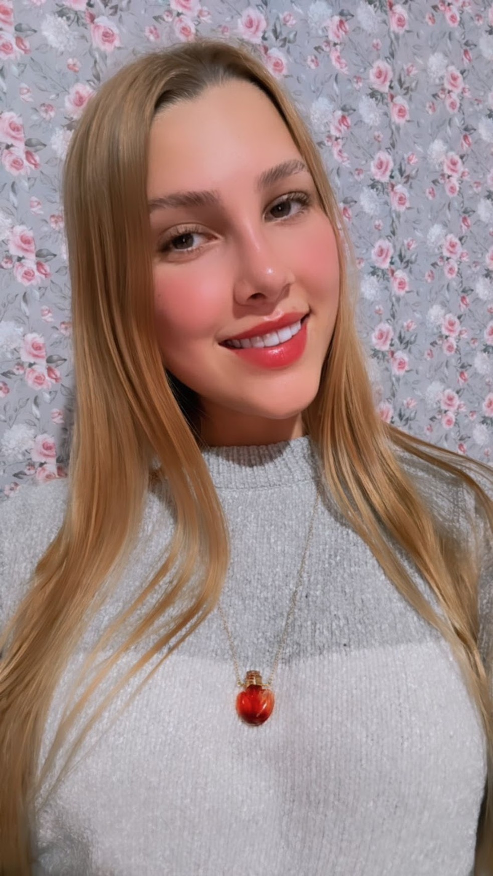 Arthur Urach presenteia namorada com colar contendo seu próprio sangue