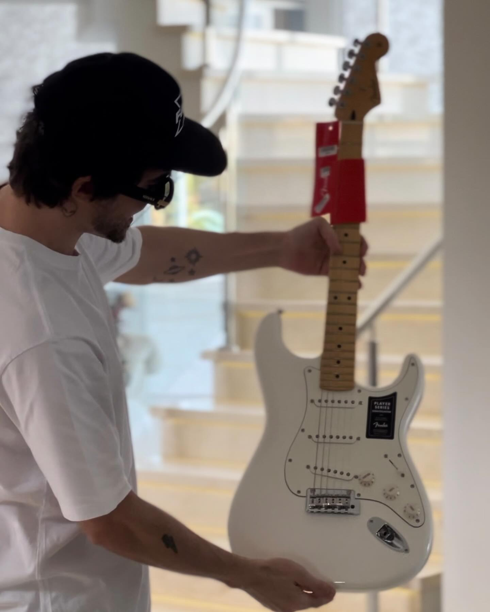 Deolane Bezerra presenteia Fiuk com guitarra e se declara: 'Amo sua vida'