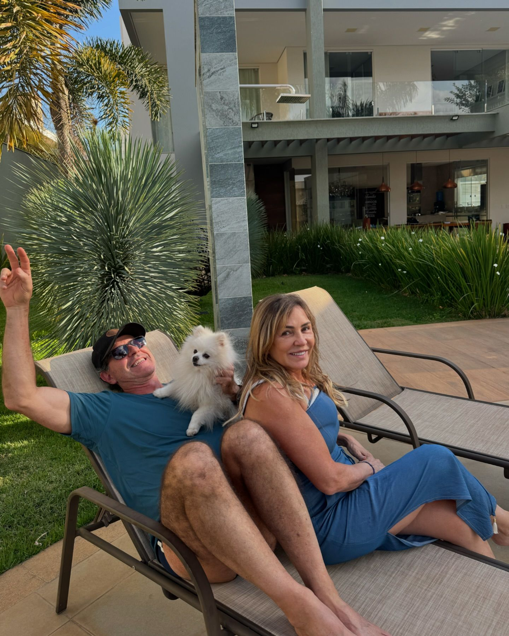 De biquíni, Gabi Martins posa na piscina de mansão: 'Curtindo a casa nova'