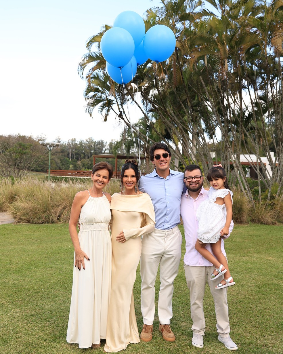 Mariana Rios abre álbum de fotos da gestação; veja