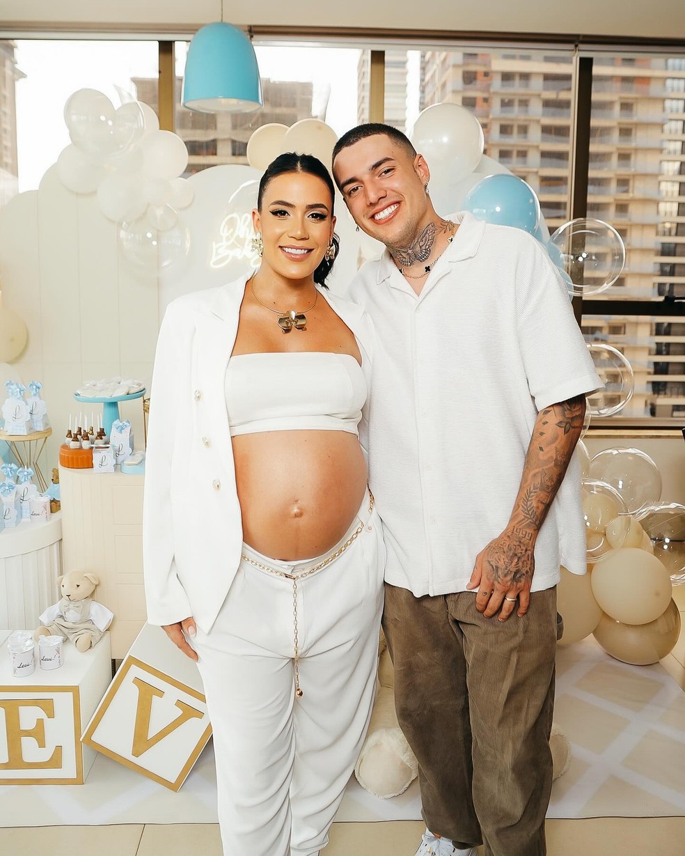 Influencers Karine Carrijo e Thiago Lima anunciam a morte do bebê do casal