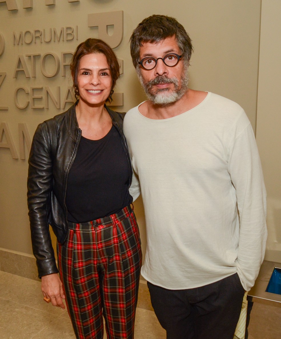 Helena Ranaldi recebe o carinho com o marido Daniel Alvim ao estrear peça
