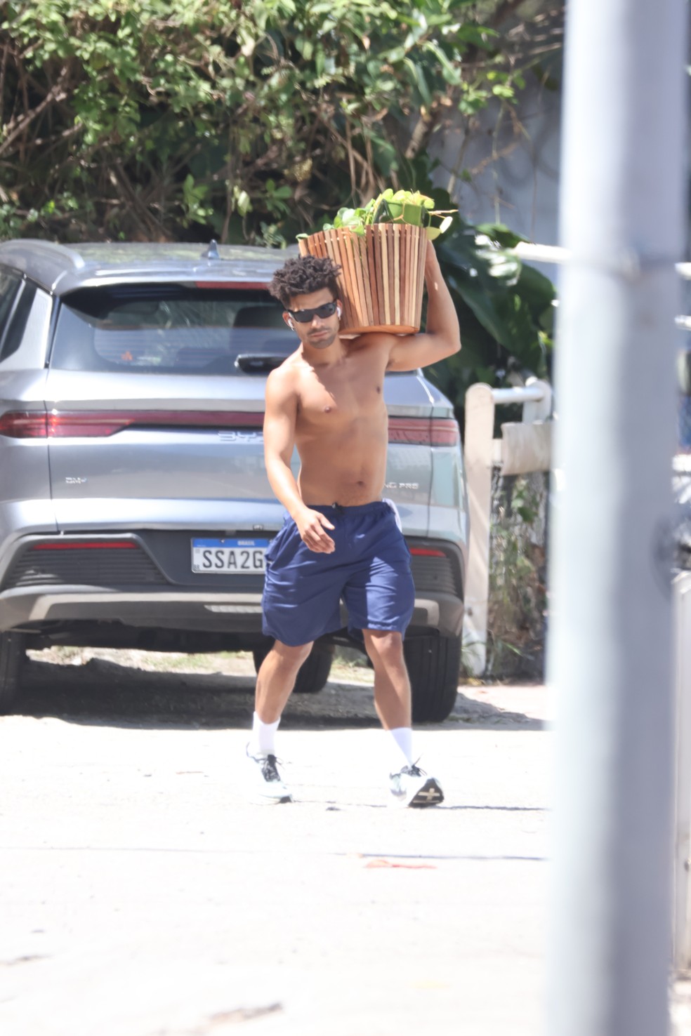 Lucas Leto é fotografado sem camisa em avenida carioca