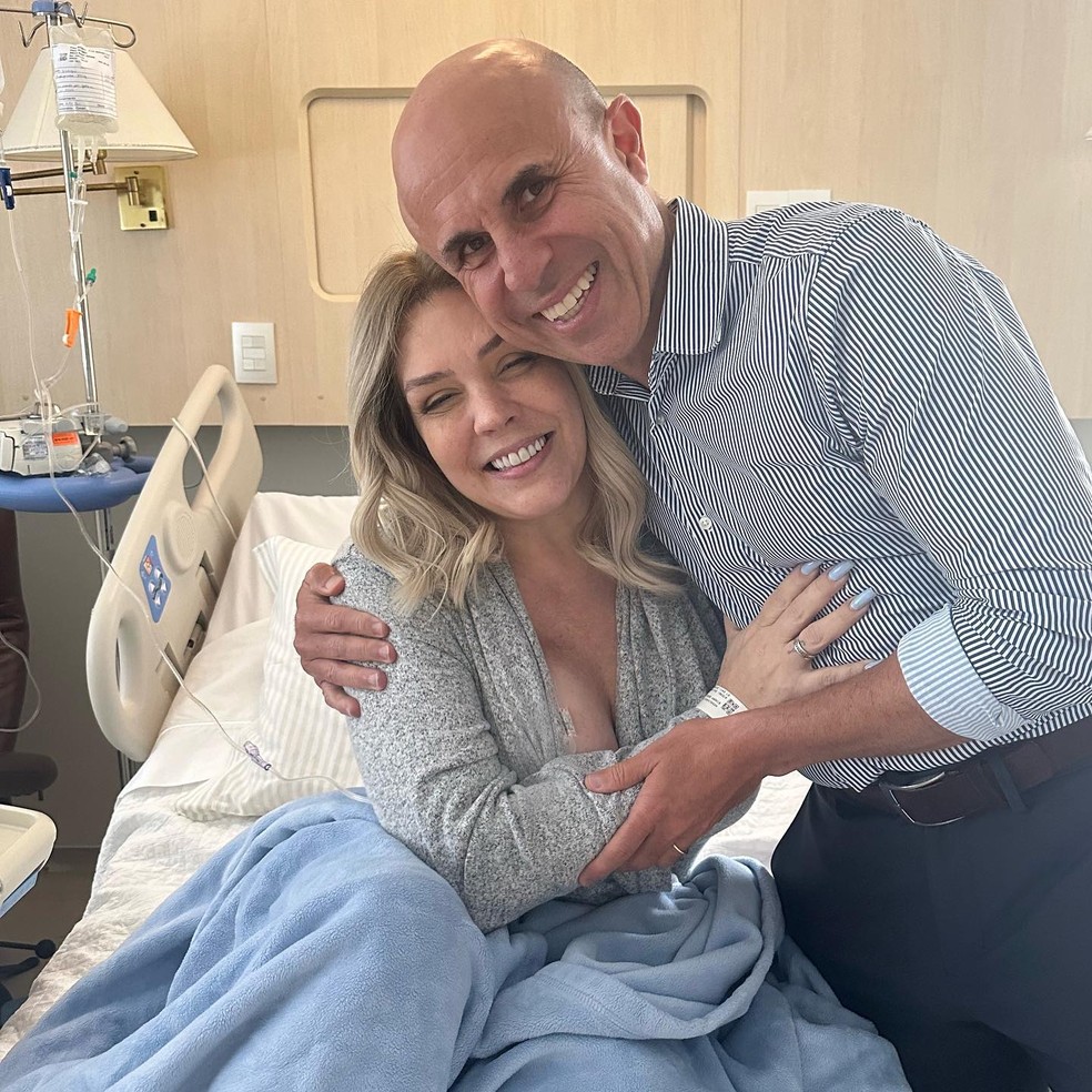 Simony detalha reta final de tratamento contra câncer após reiniciar quimioterapia: 'Mais ...