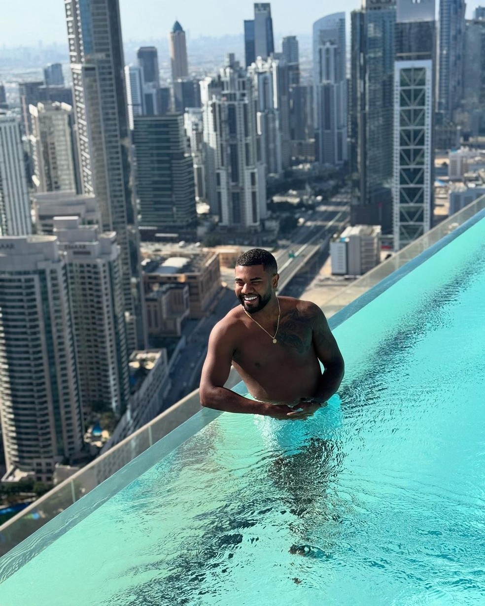 Campeão do BBB 24, Davi Brito ostenta em viagem por Dubai; fotos