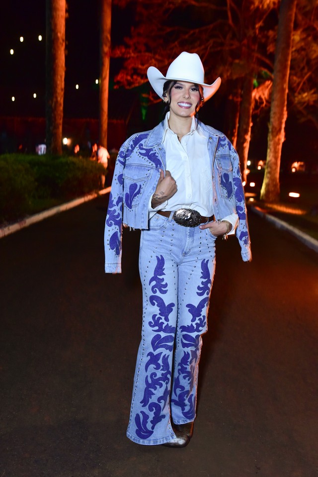 De looks cowgirl e com presença da mãe, Ana Castela grava novo DVD; vídeos