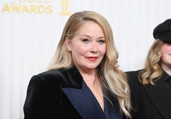 Christina Applegate desabafa sobre esclerose múltipla e dismorfia ...