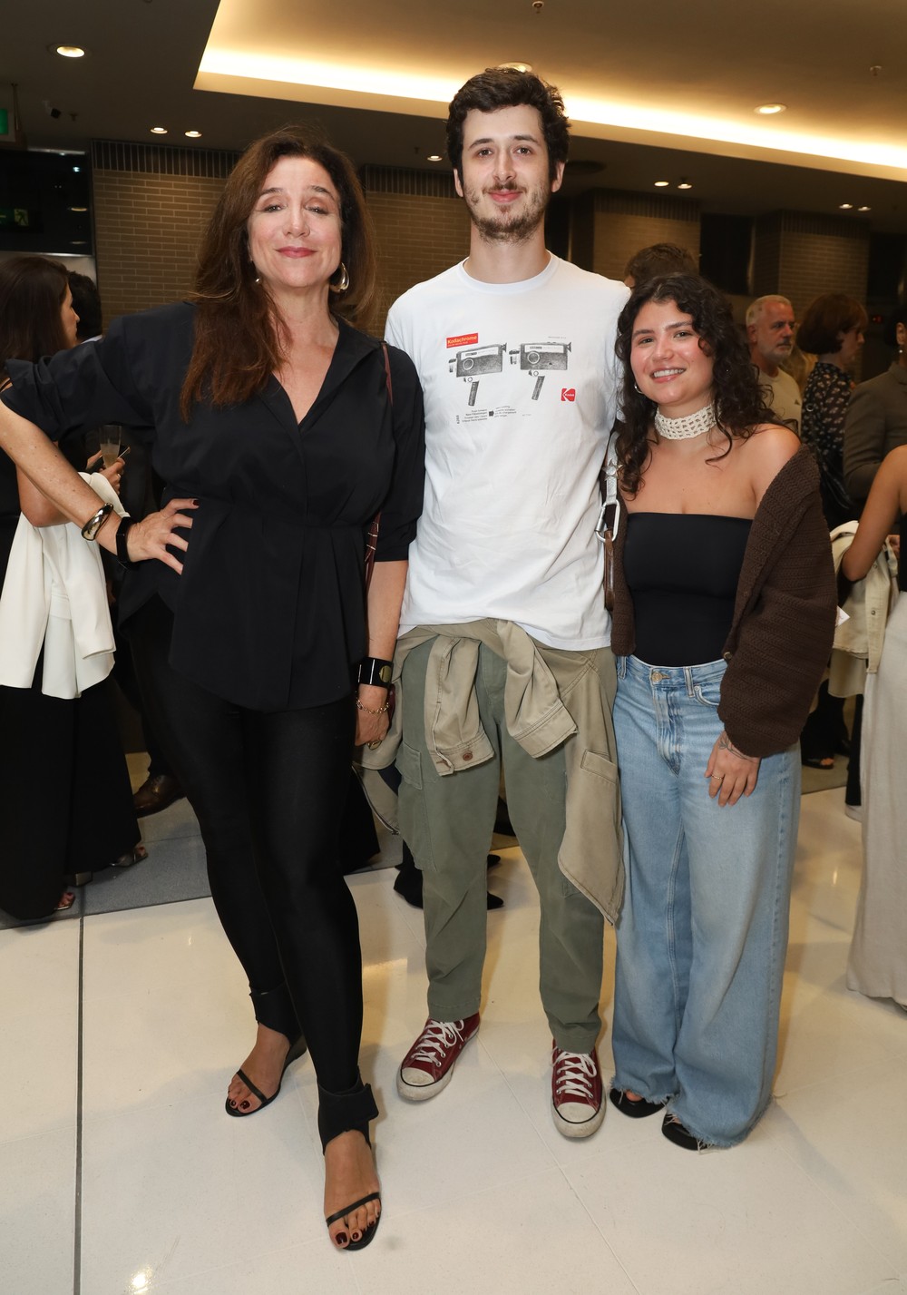 Marisa Orth faz aparição rara com o filho e a nora em nova peça de ...