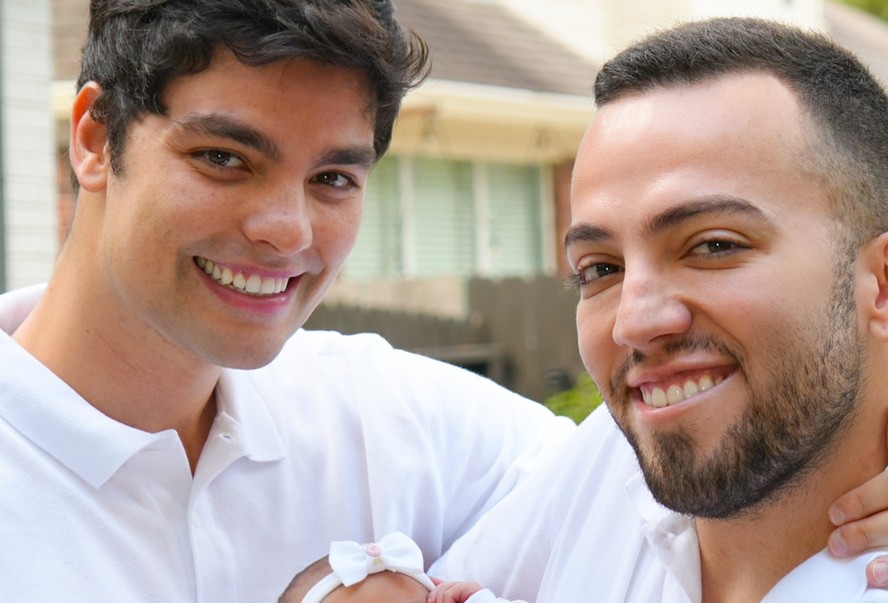 Lucas Rangel e Lucas Bley mostram rostinho da filha, Mia, pela primeira ...