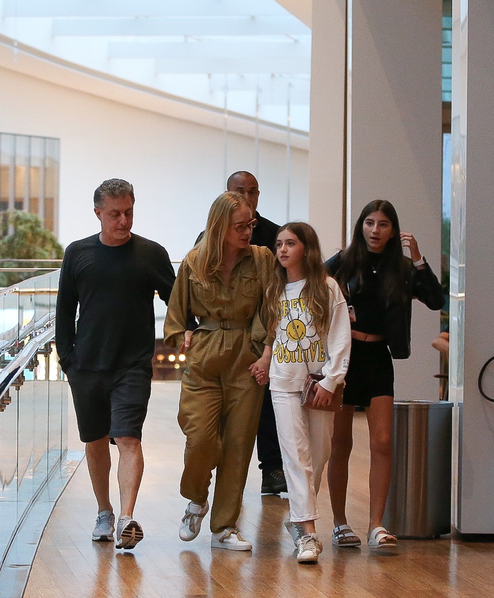 Angélica e Luciano Huck curtem cinema com a filha, Eva Huck, e a nora