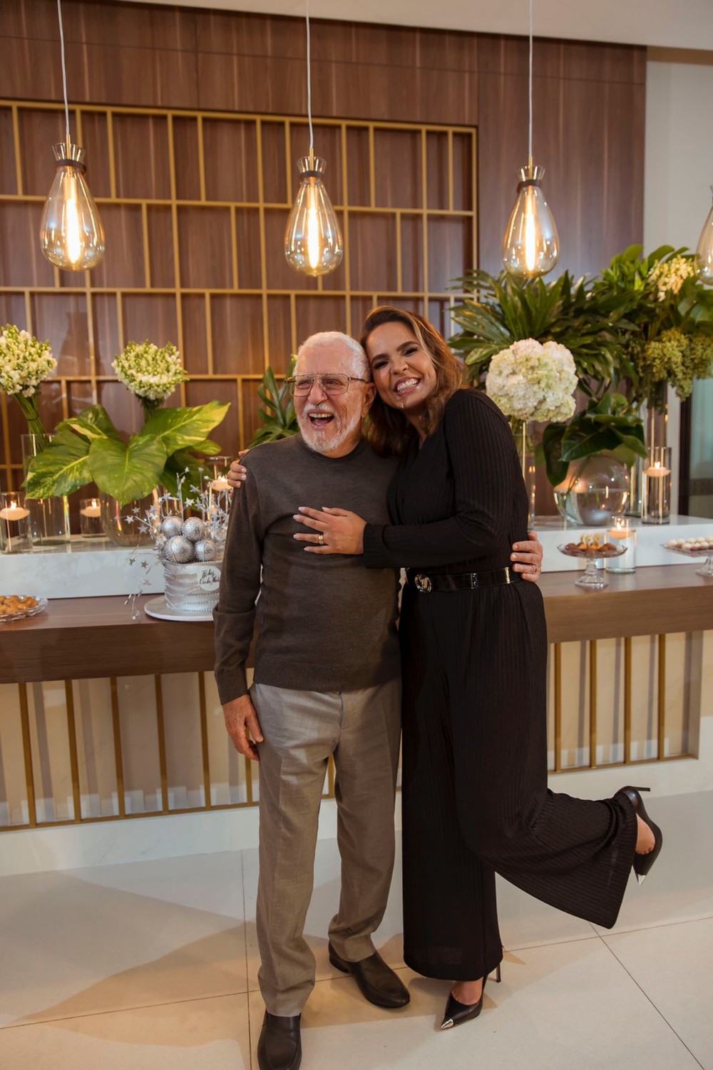 Carlos Alberto de Nóbrega reúne famosos e troca beijos com a esposa em ...