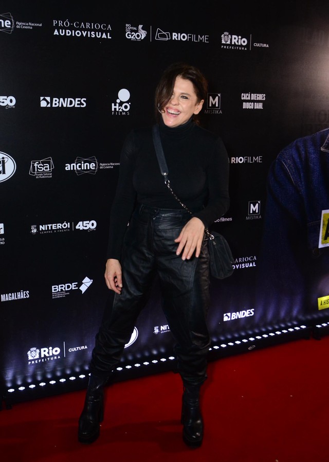 Johnny Massaro e Bárbara Paz trocam selinhos em première no Rio