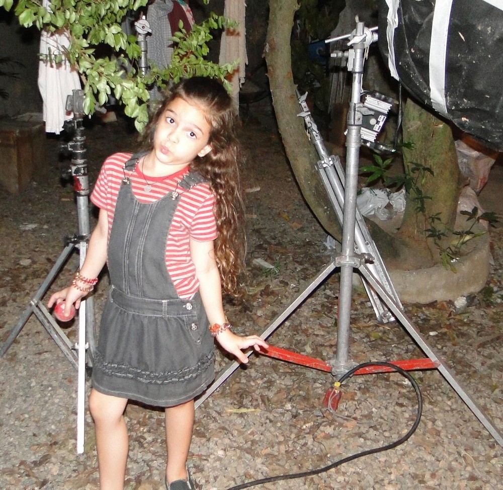 Mel Maia encanta web com fotos antigas de bastidores de 'Avenida Brasil'