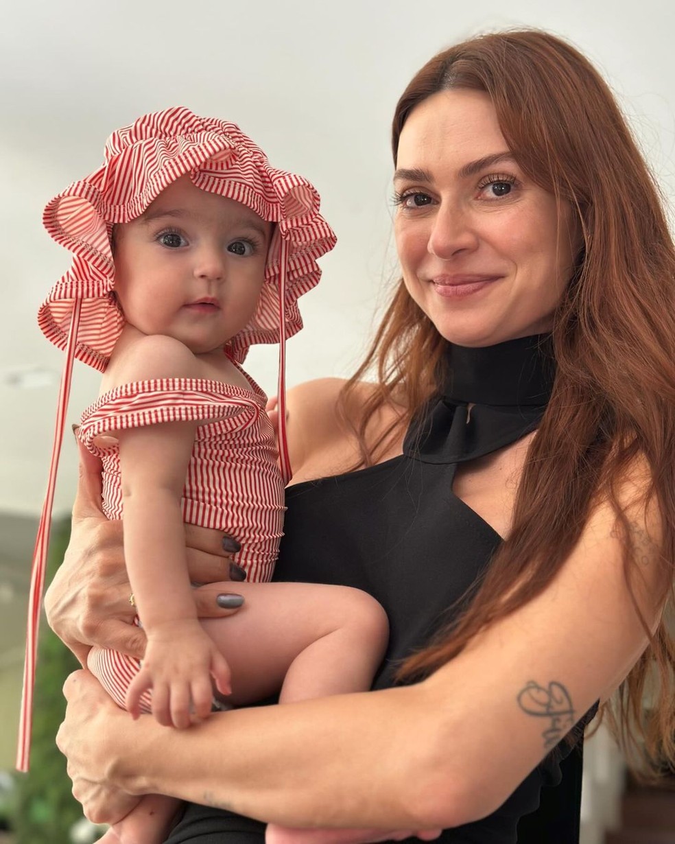 Thaila Ayala se derrete ao vestir Tereza com roupinha que era da filha ...