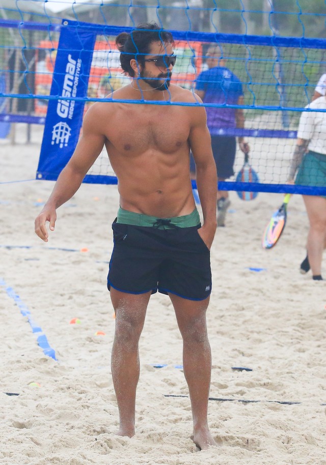Cabeludo, Rodrigo Simas estreia o novo visual em partida de vôlei na ...