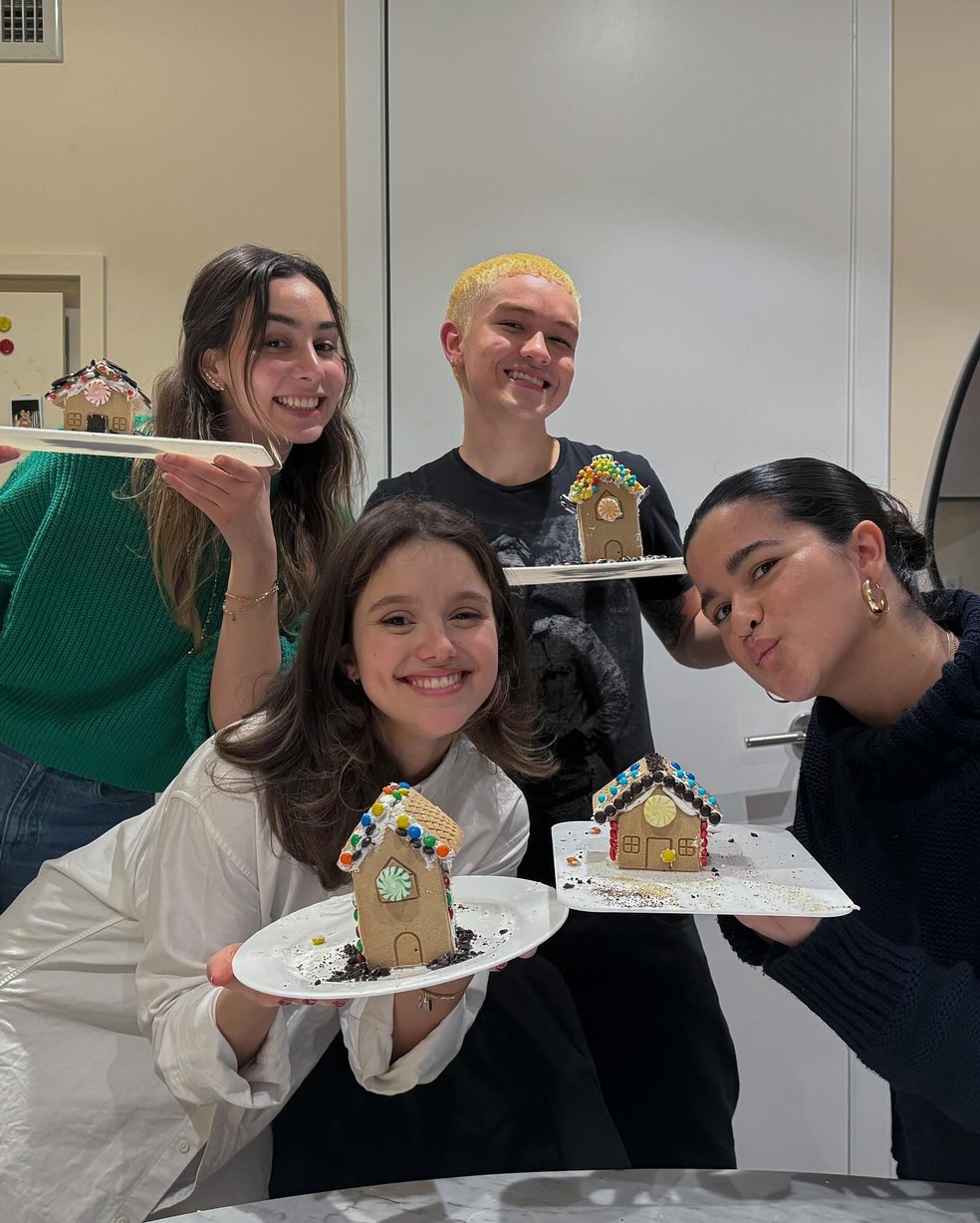 Elisa, filha de Sandra Annenberg e Ernesto Paglia, reúne amigos em ...