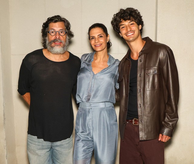 Helena Ranaldi posa com o ex-marido, o atual e o filho em noite de teatro