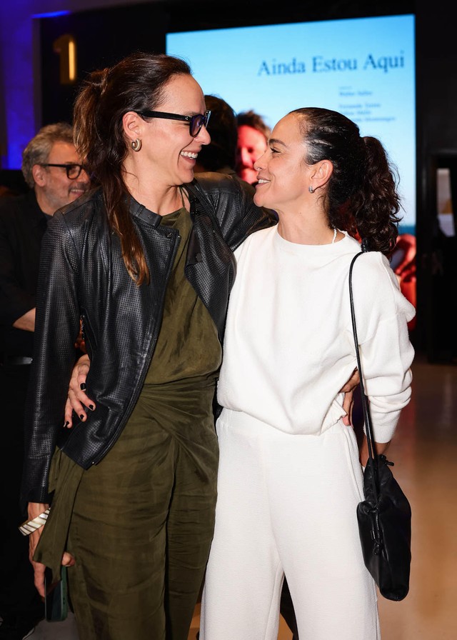 Alice Braga leva namorada para estreia de filme em São Paulo