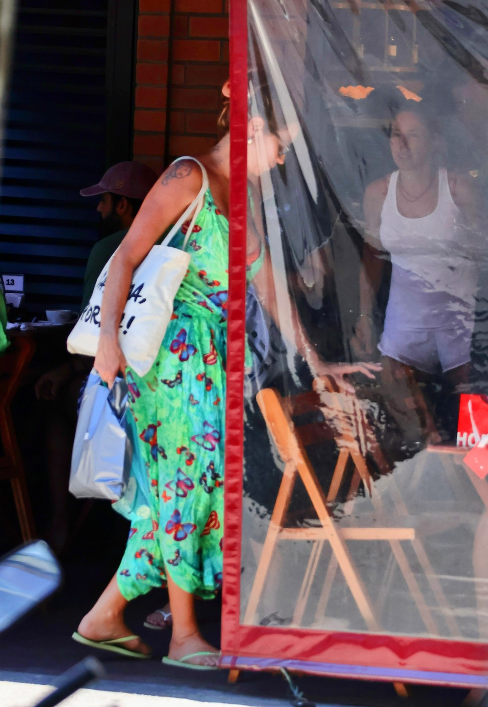 Luana Piovani passeia em Ipanema com amiga; fotos