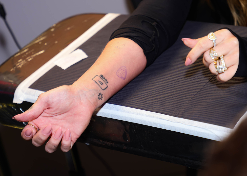 Virginia Fonseca cumpre promessa, faz tatuagem no Teleton e fala de ...
