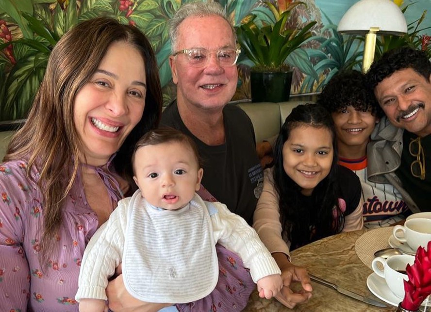 Luiz Fernando Guimarães aproveita café da manhã com a família, Claudia ...