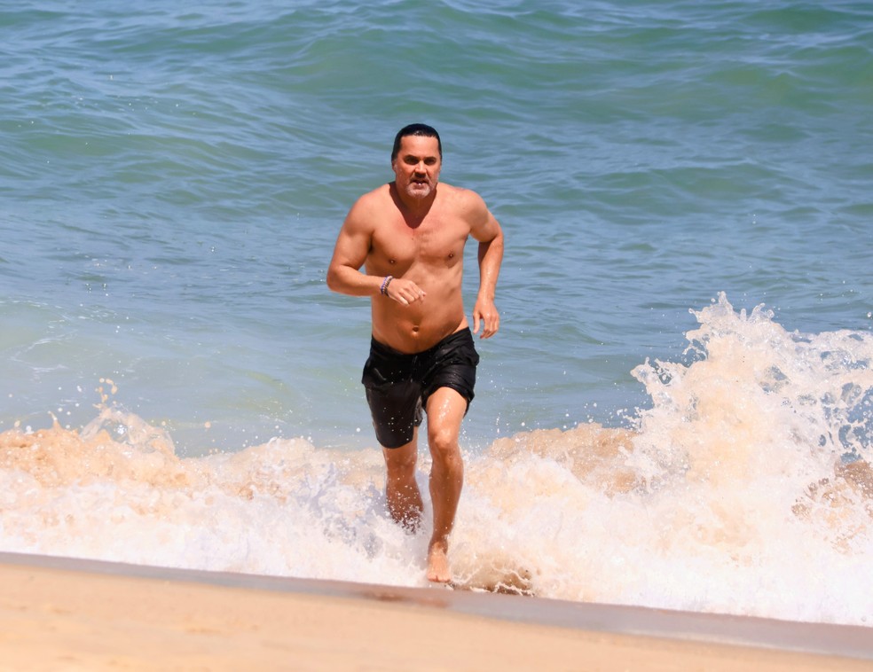 De biquíni, ex-paquita Ana Paula Guimarães curte praia em clima de romance com o marido; fotos