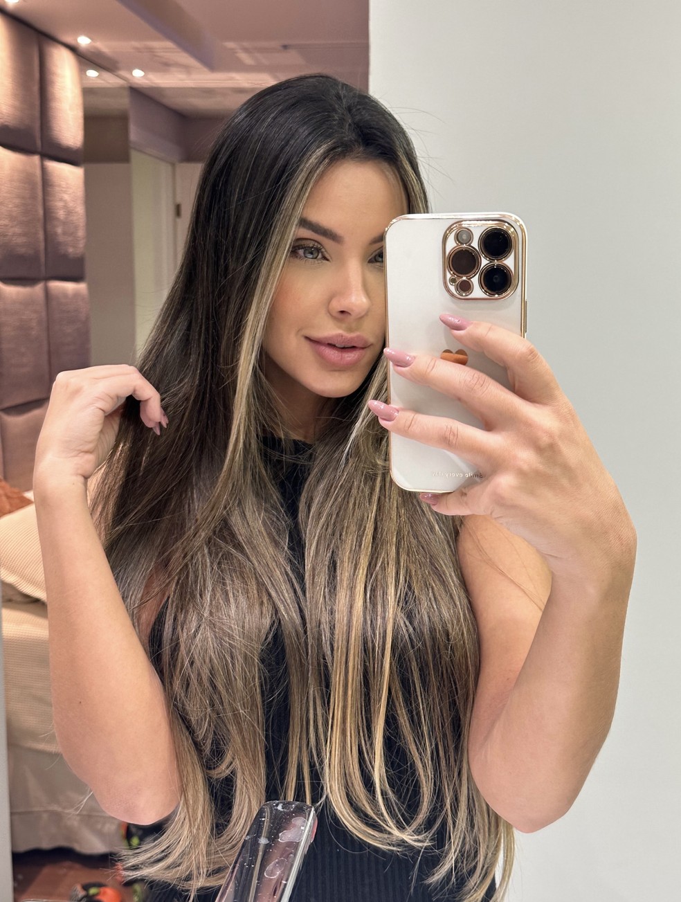 Ex-BBB Ivy Moraes transforma o visual e clareia cabelos