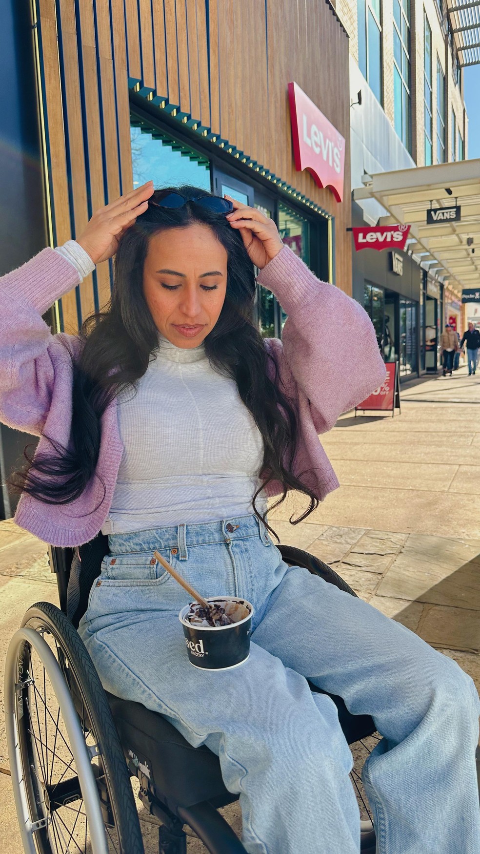 Influencer fitness fica com corpo paralisado após ser picada por carrapato