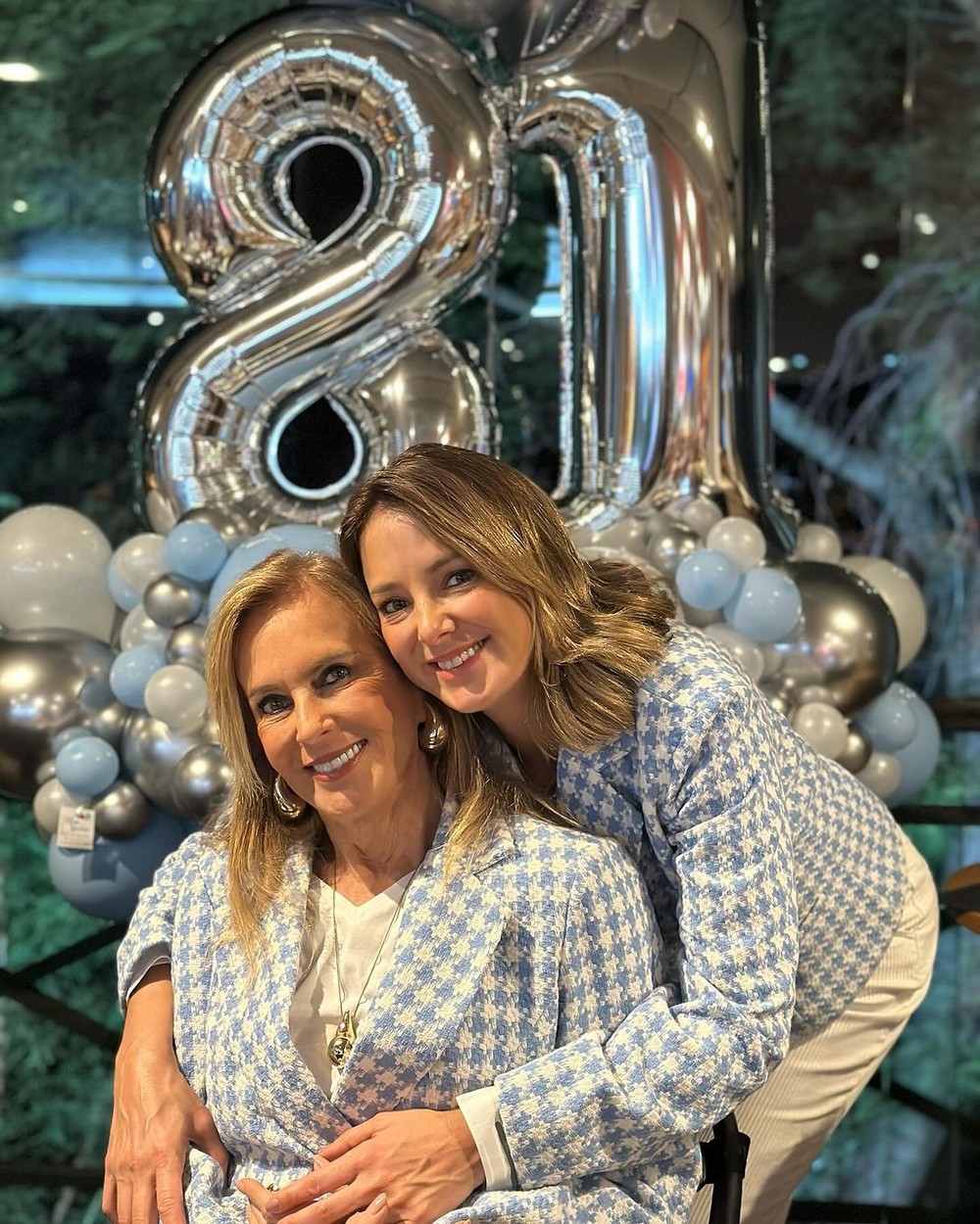Ticiane Pinheiro abre álbum da celebração dos 81 anos da mãe