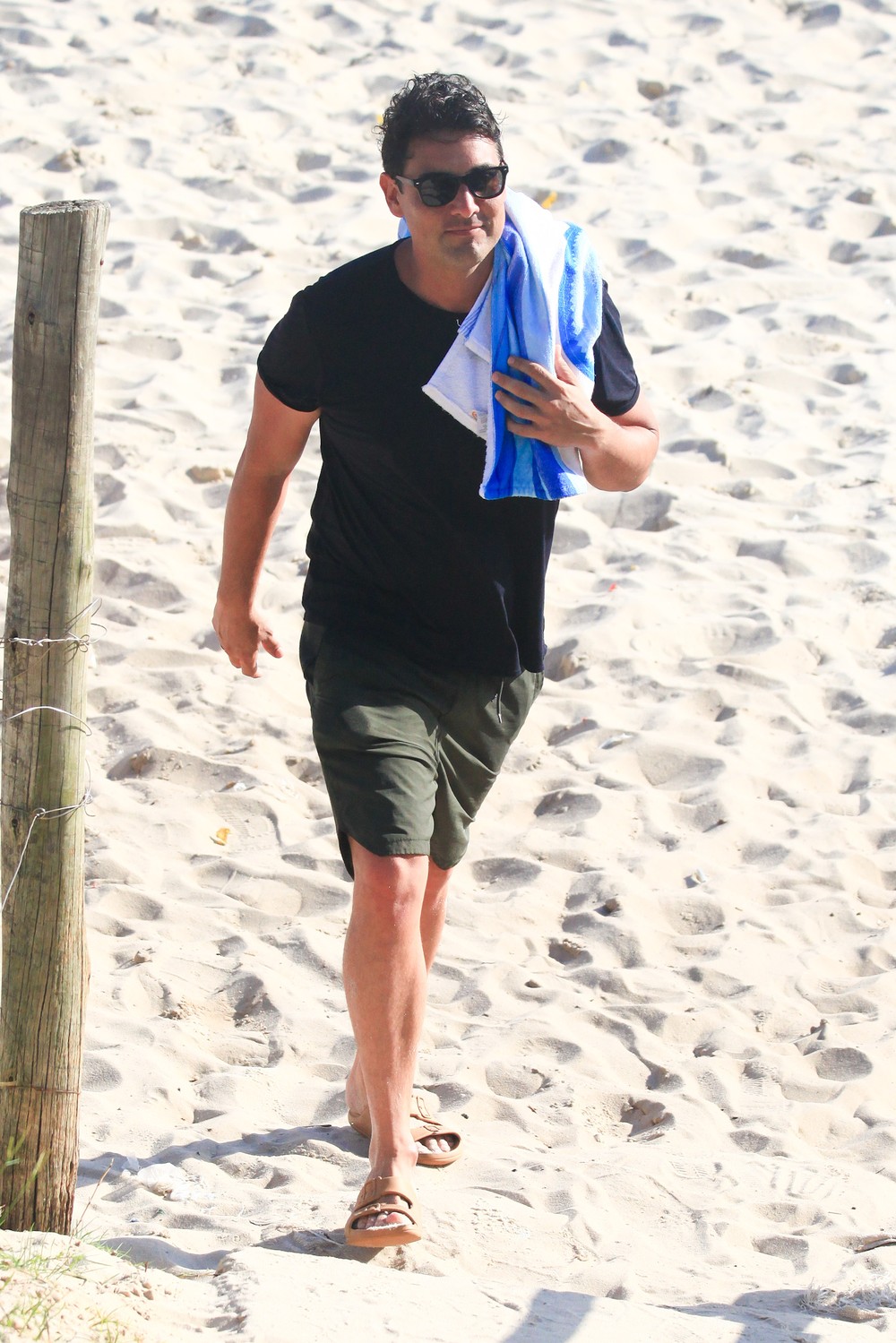 Em pausa na carreira, Bruno De Luca é visto deixando a praia no Rio