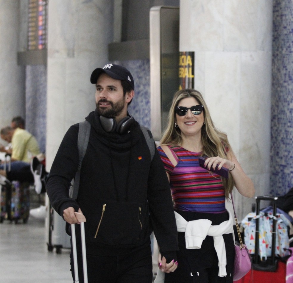 Dani Calabresa dá show de simpatia ao ser clicada com o marido no RJ