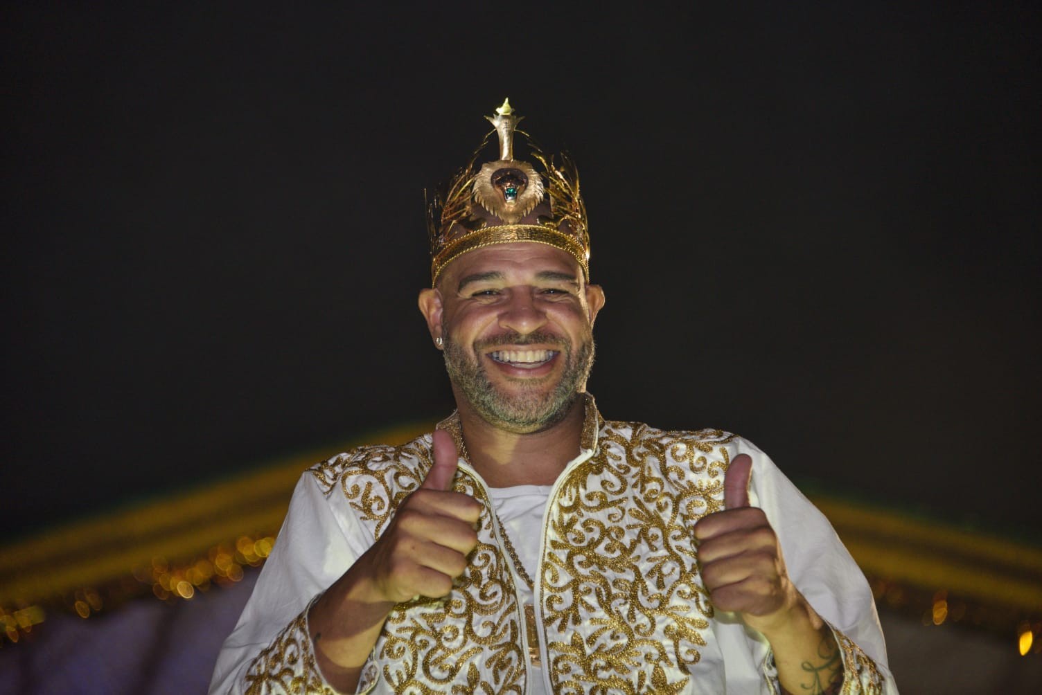 Rainha da Camisa Verde e Branco usa fantasia de R$ 15 mil e puxa a ...