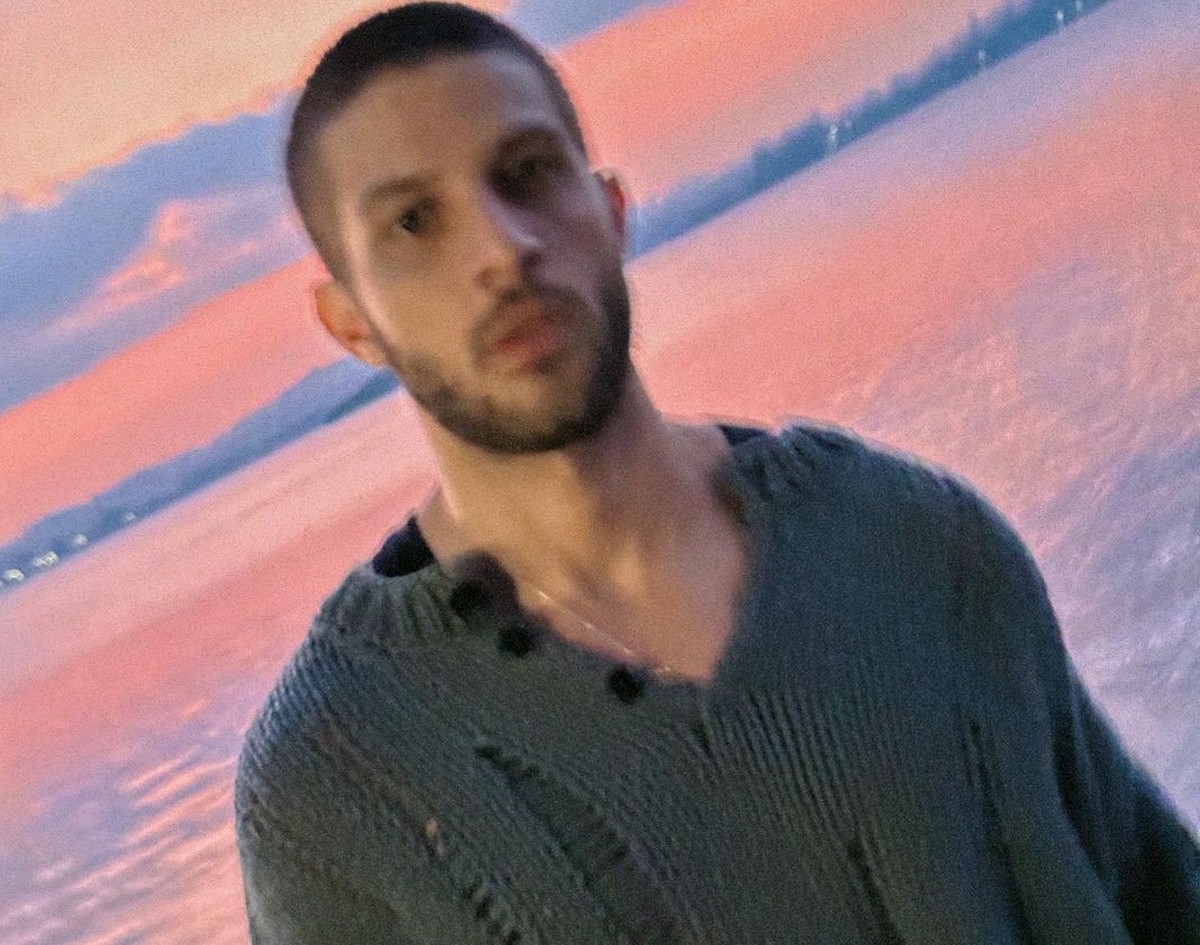 Chay Suede abre álbum conceitual com 'céu rosa' em São Paulo