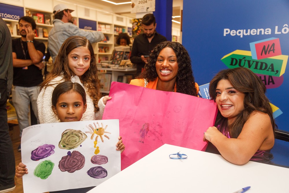 Ex-BBB Tina Calamba faz aparição pública rara com as filhas, Raquel e Alana