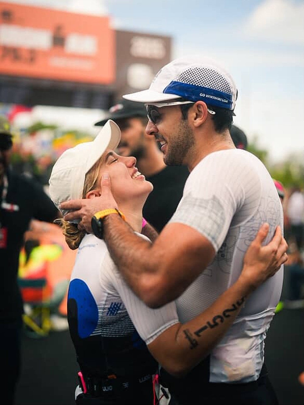 Manuela Cit é pedida em casamento pelo namorado; vídeo