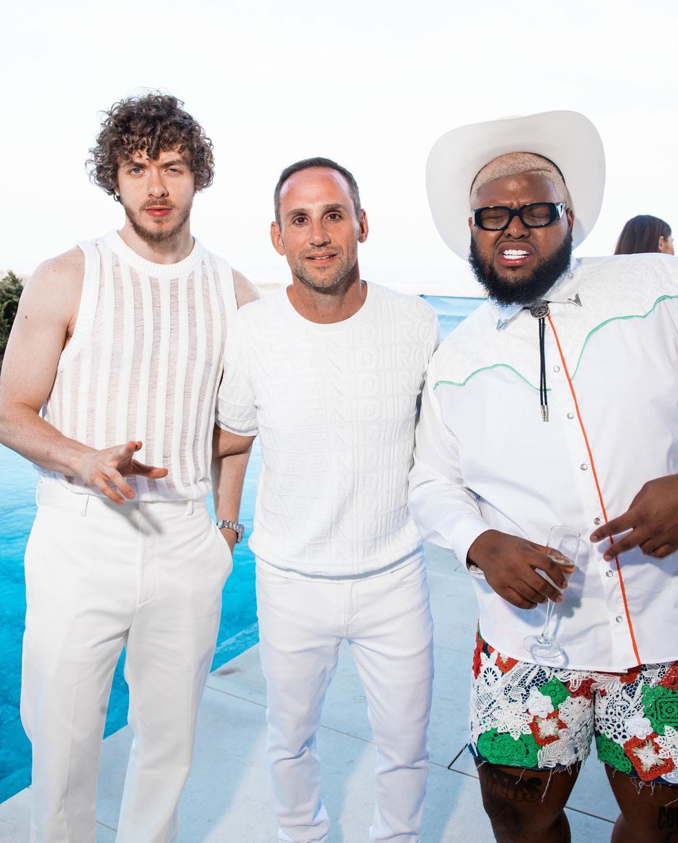 Jogador Mbappé posa para foto ao lado de Jay-Z em 'festa do branco ...