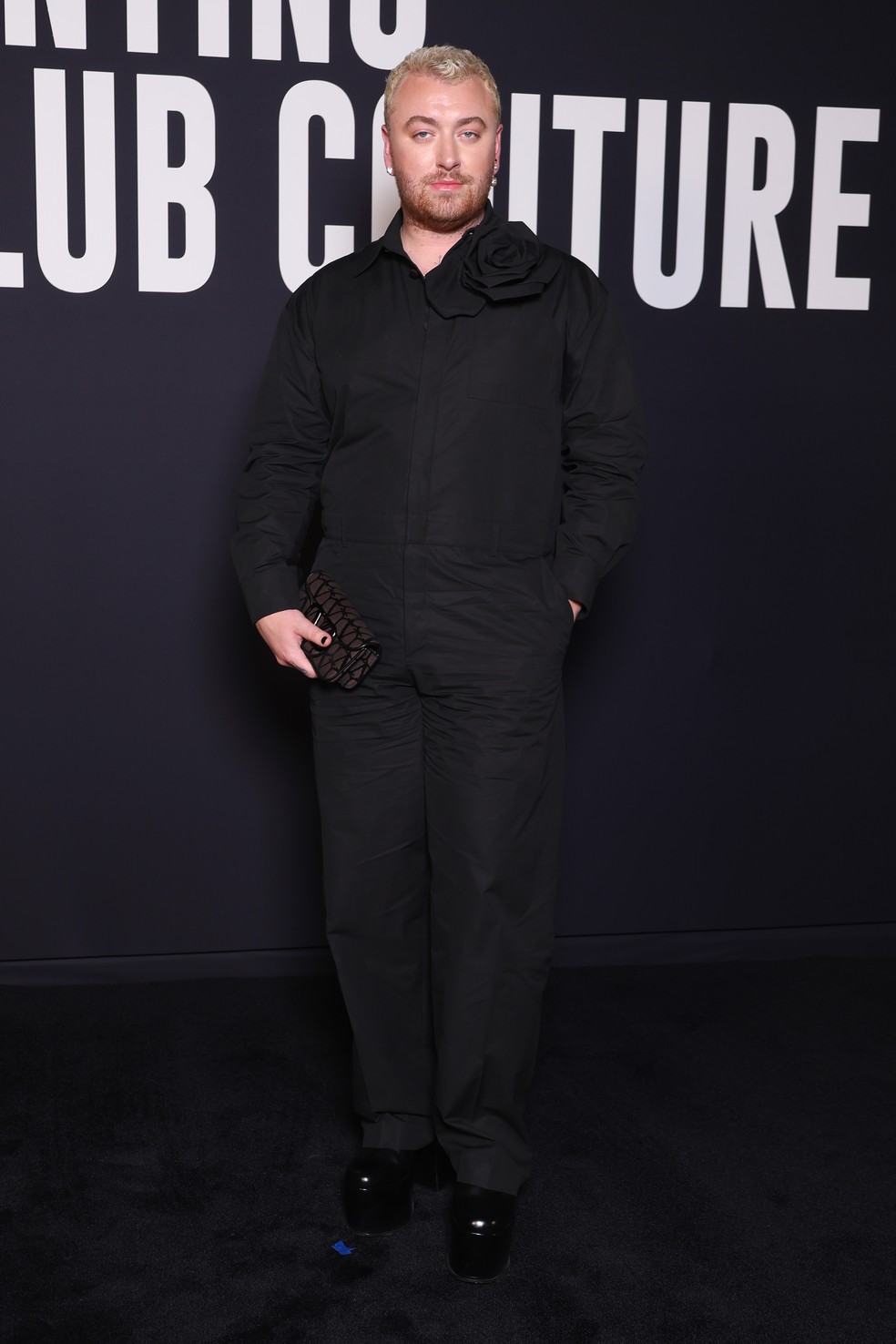 Anne Hathaway, Sam Smith, SUGA e mais famosos brilham em desfile na ...